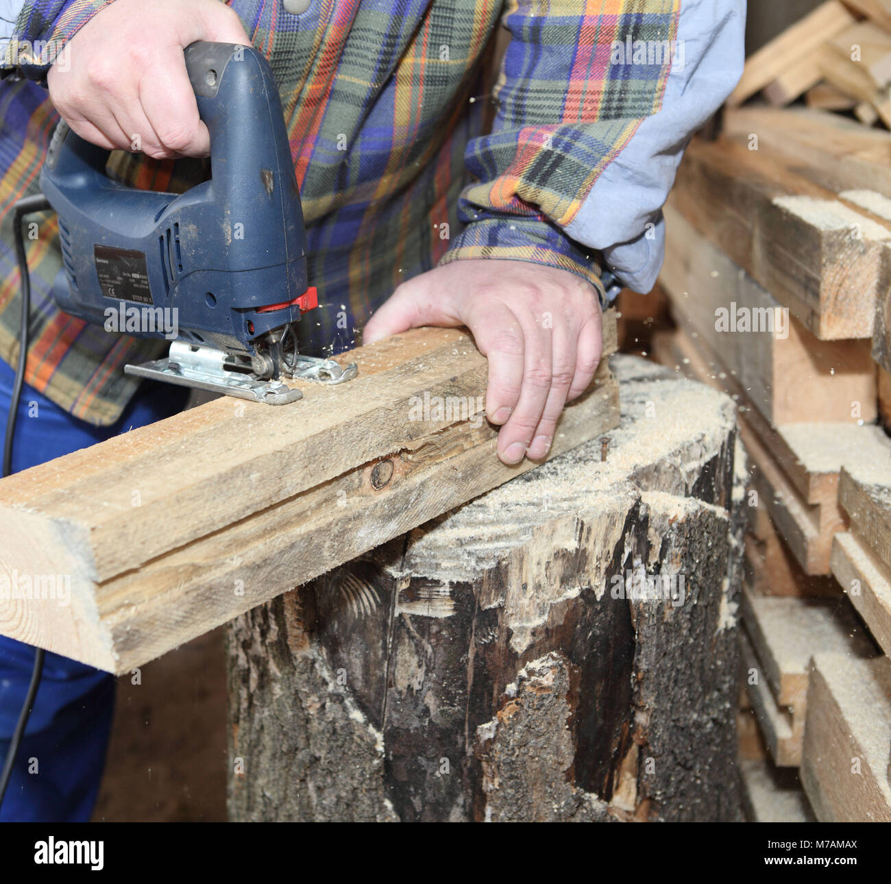 Sawing squared timber hi-res stock photography and images - Alamy