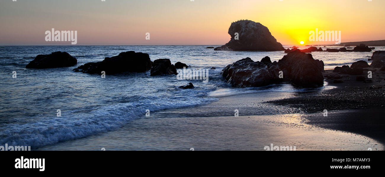 San simeon beach hi-res stock photography and images - Alamy