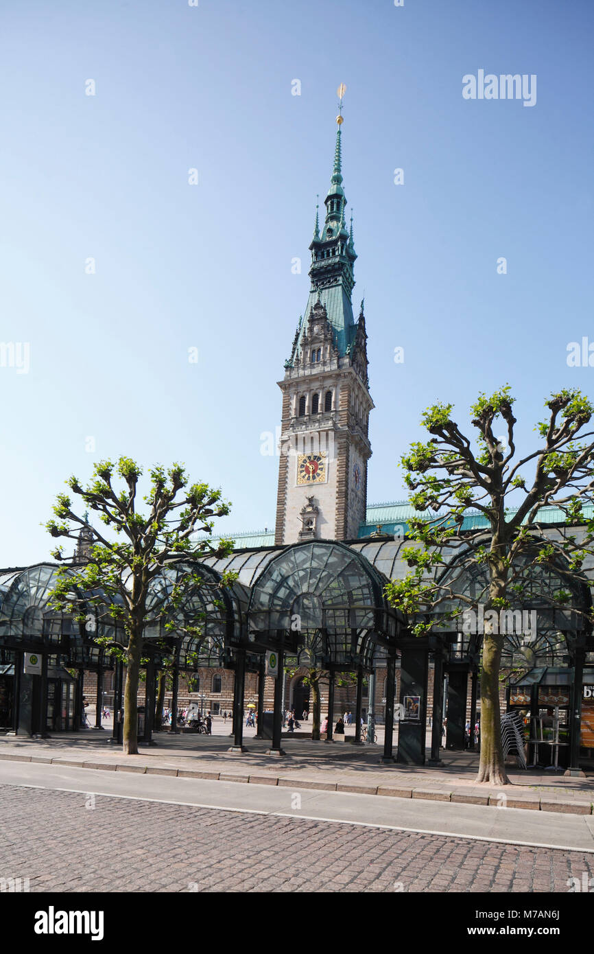 Hamburg city hall, Alsterarkaden (arcades)and the Kleine Alster (river ...