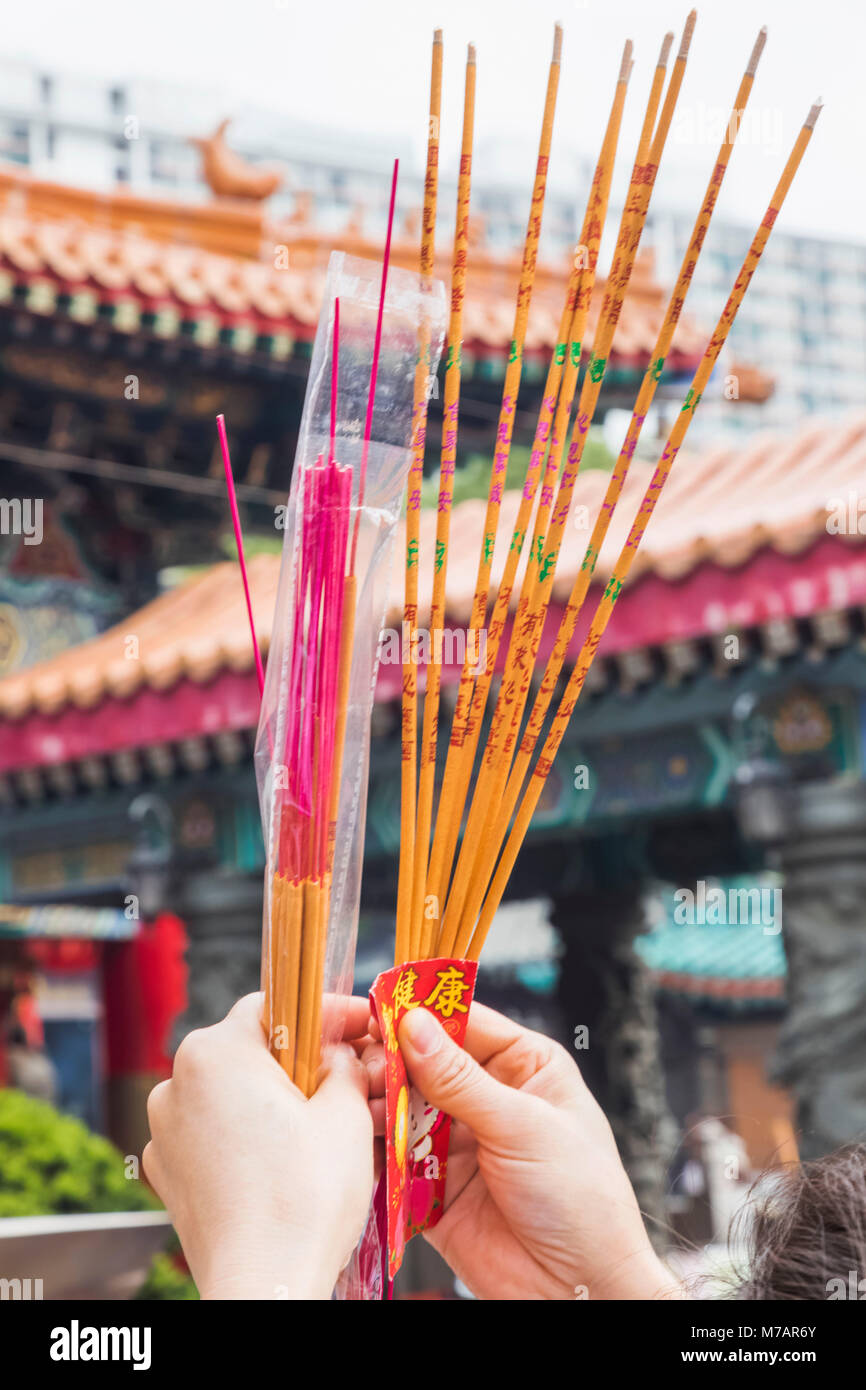 Chinese incense sticks at temple hi-res stock photography and images ...