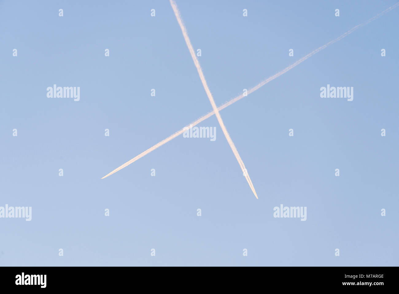 Planes contrail hi-res stock photography and images - Alamy