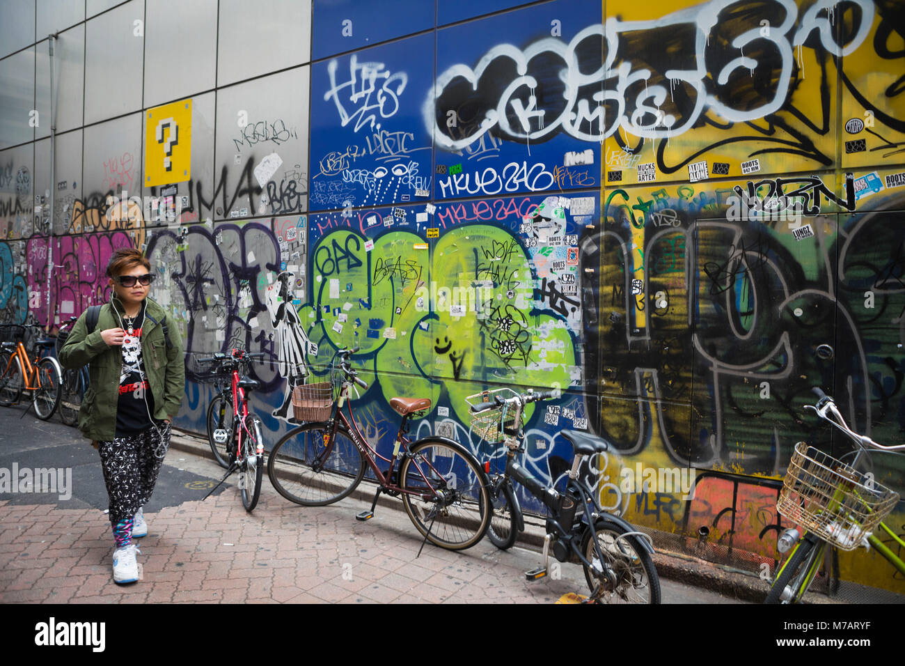 Japan graffiti hi-res stock photography and images - Alamy