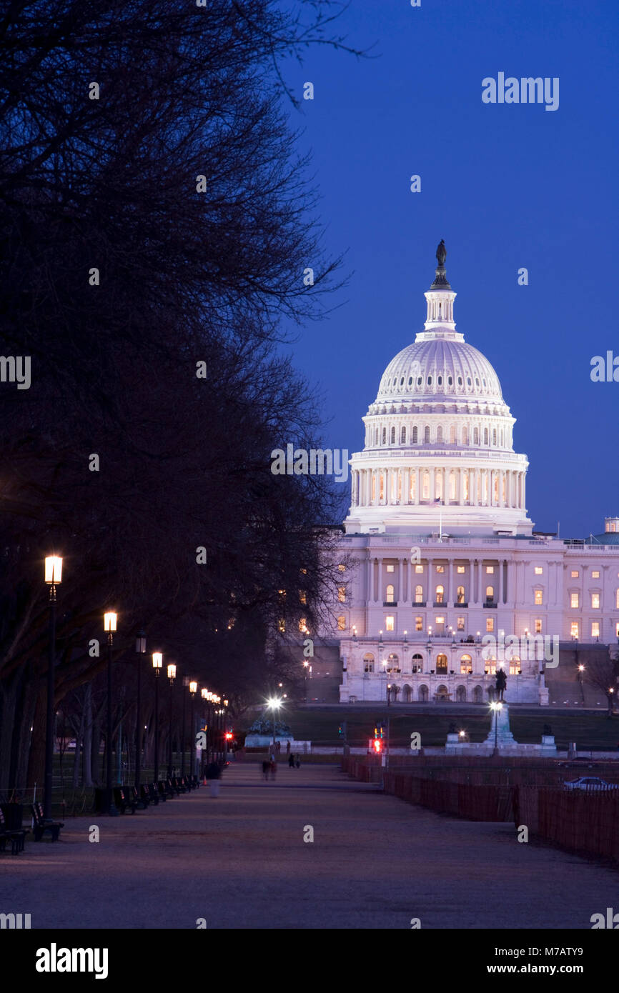 Lit up capitol building hi-res stock photography and images - Alamy