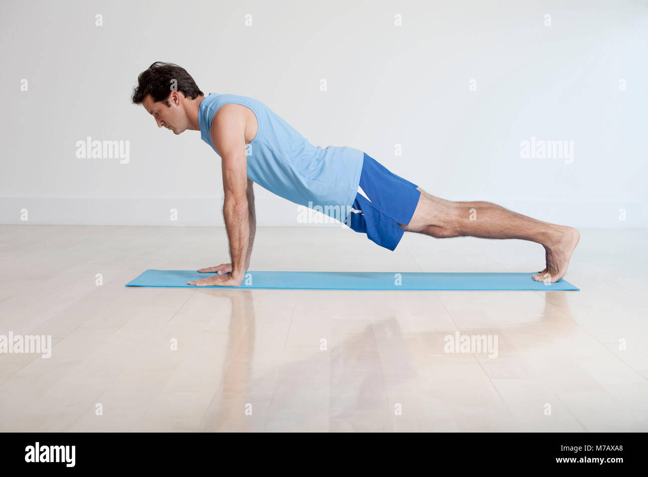Man doing push-ups on exercise mat Stock Photo - Alamy