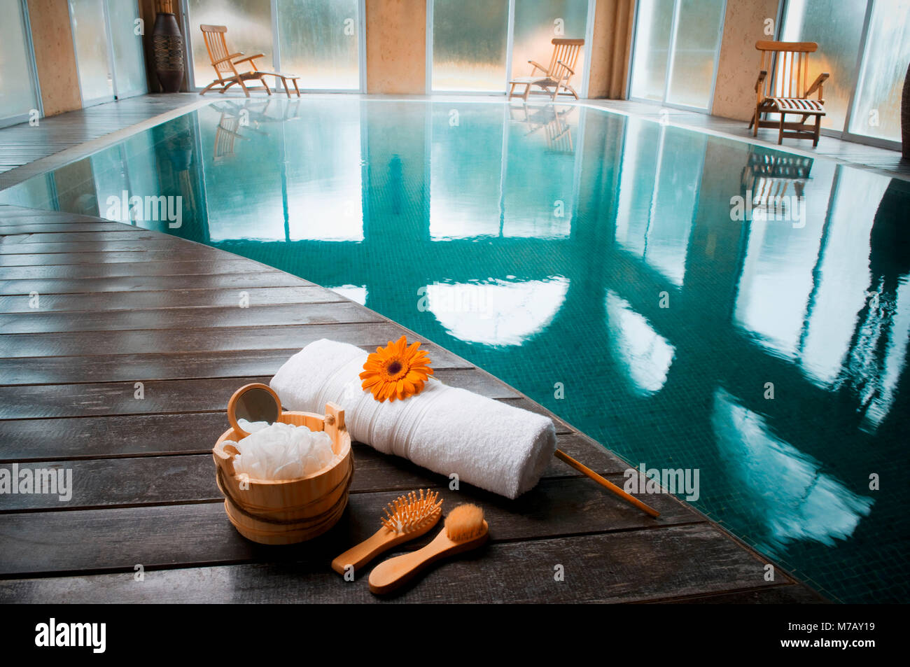 Spa products at the poolside Stock Photo - Alamy