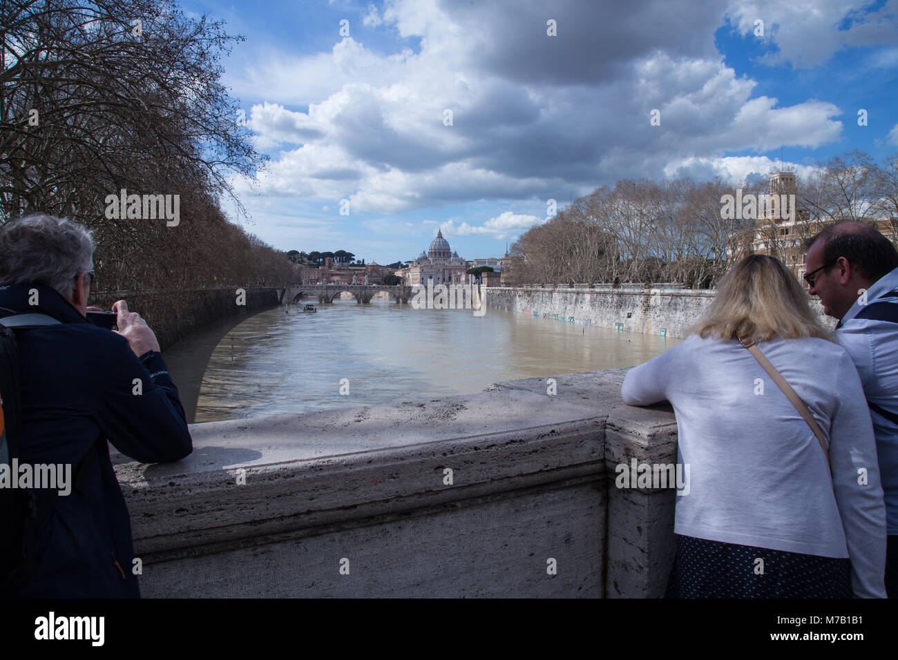 Roma, Italy. 09th Mar, 2018. Tourists observe the flood of the Tiber ...