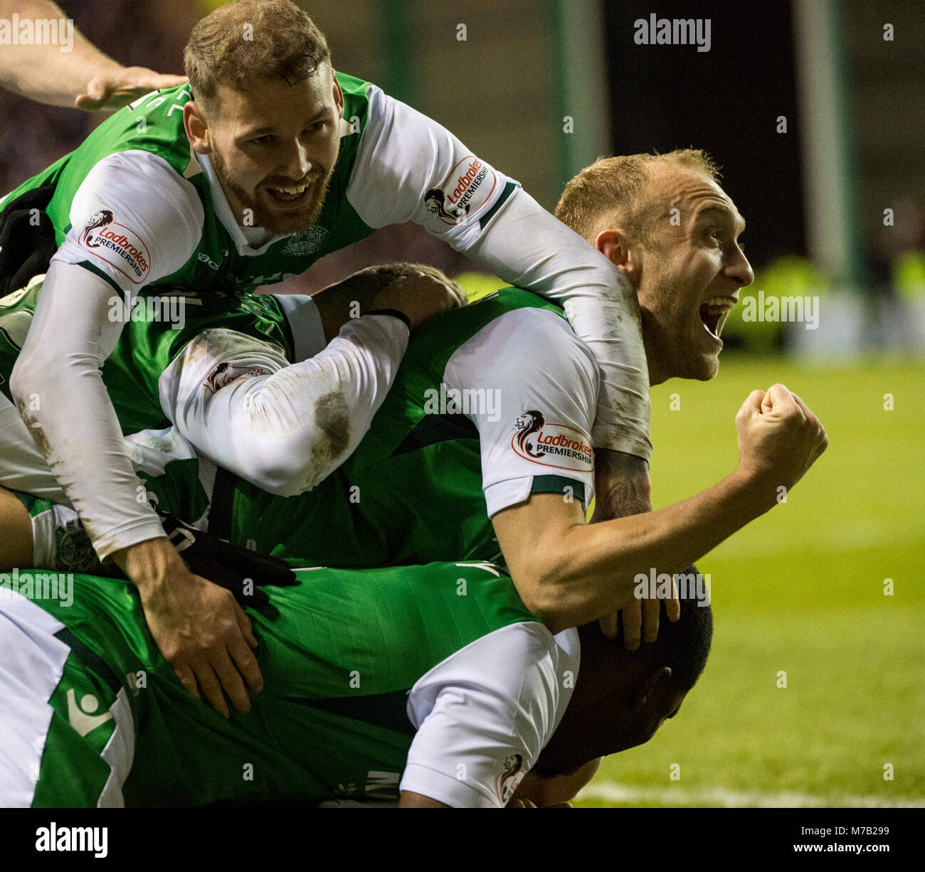 Hibernian players celebrate hi-res stock photography and images - Alamy