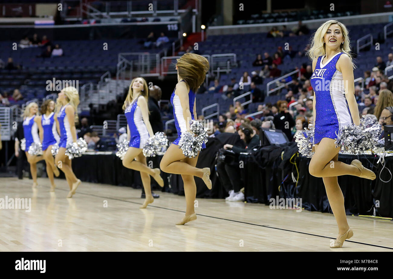 Saint louis university cheerleaders hi-res stock photography and images ...
