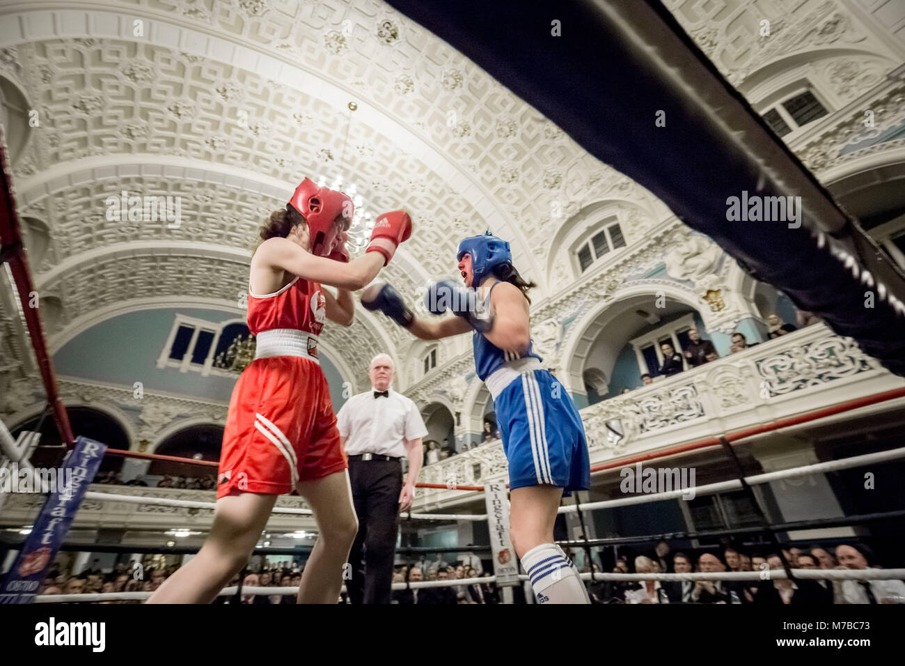 Boxing ring girl uk hi-res stock photography and images - Alamy