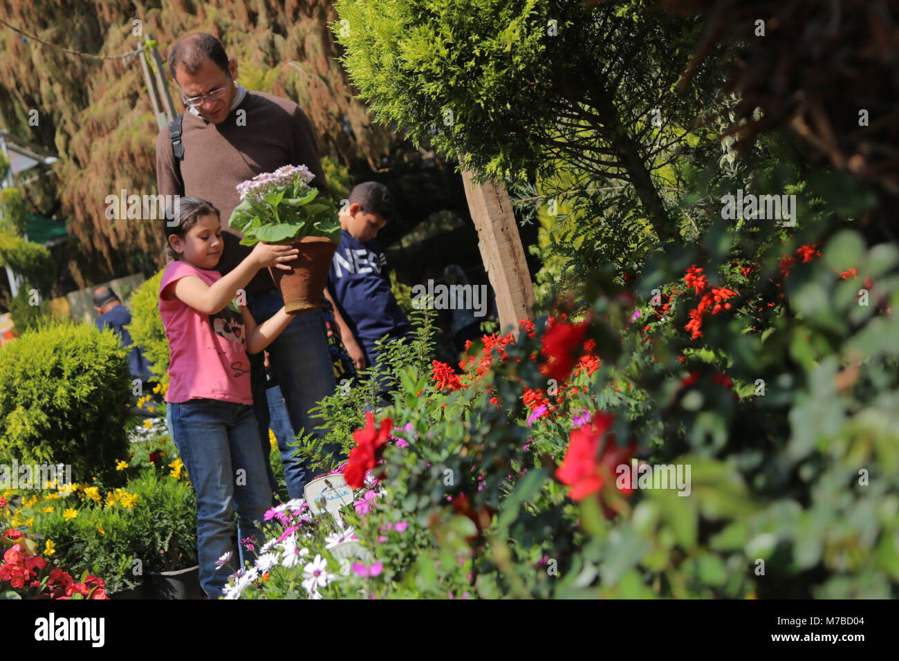 Giza, Egypt. 10th Mar, 2018. People visit the Spring Flower Exhibition ...