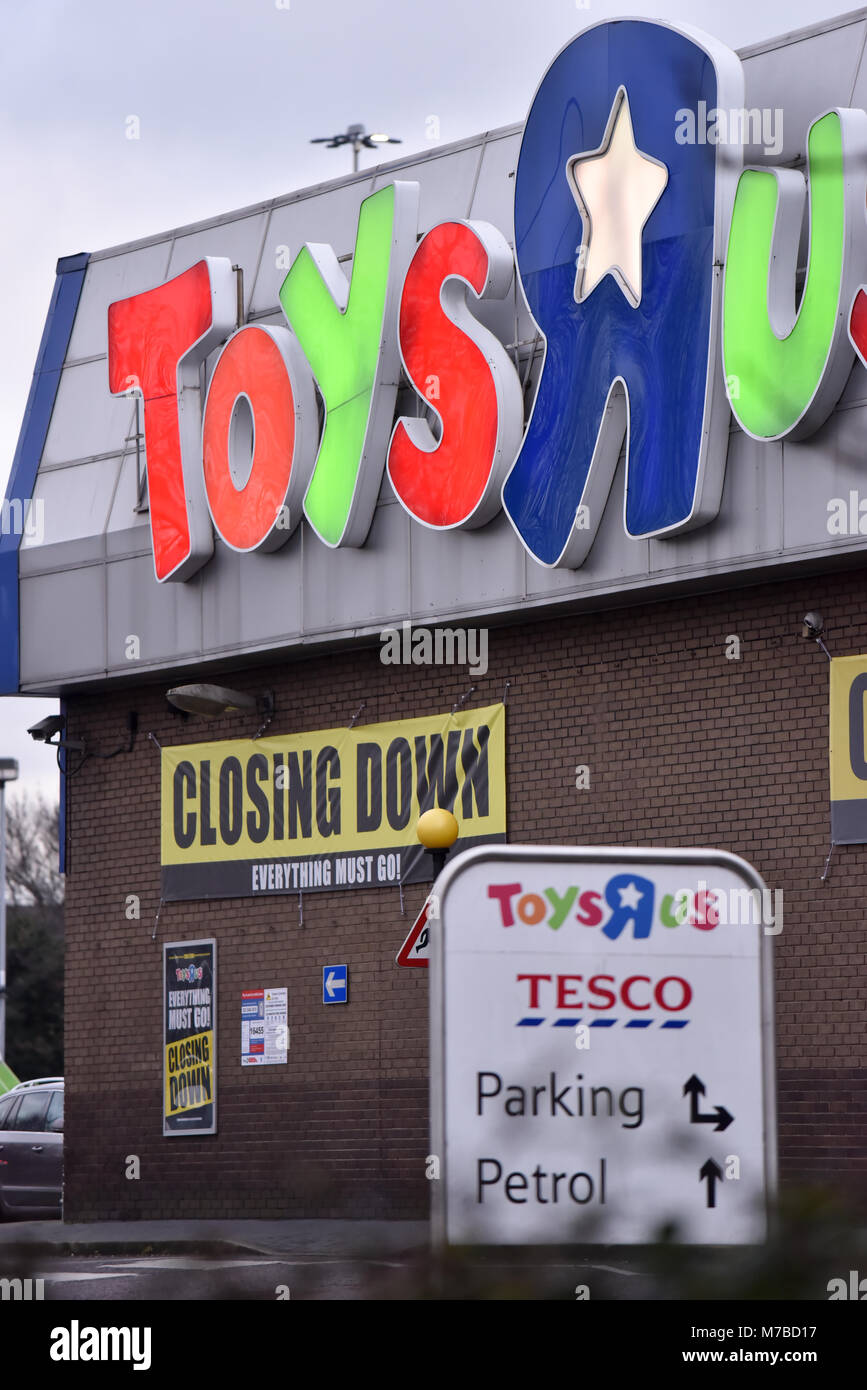 Toys r us uk brent cross hi-res stock photography and images - Alamy