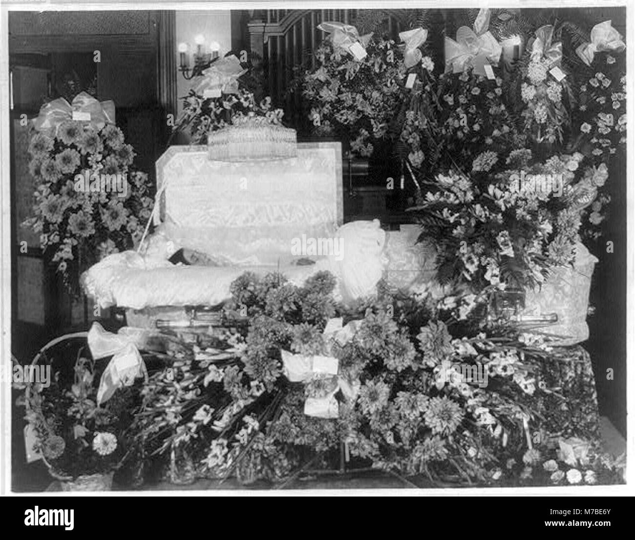 Funeral bier Black and White Stock Photos & Images - Alamy