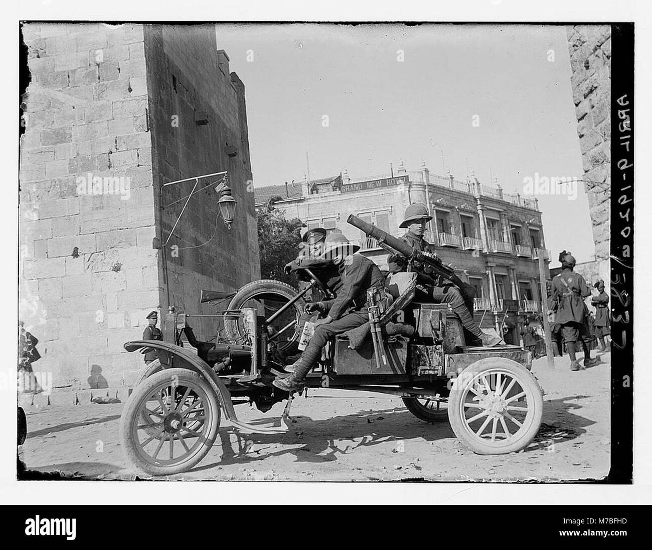 This image depicts British soldiers stationed with machine guns at the ...