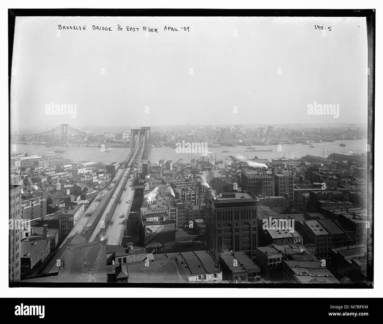 This image captures the iconic Brooklyn Bridge spanning the East River ...