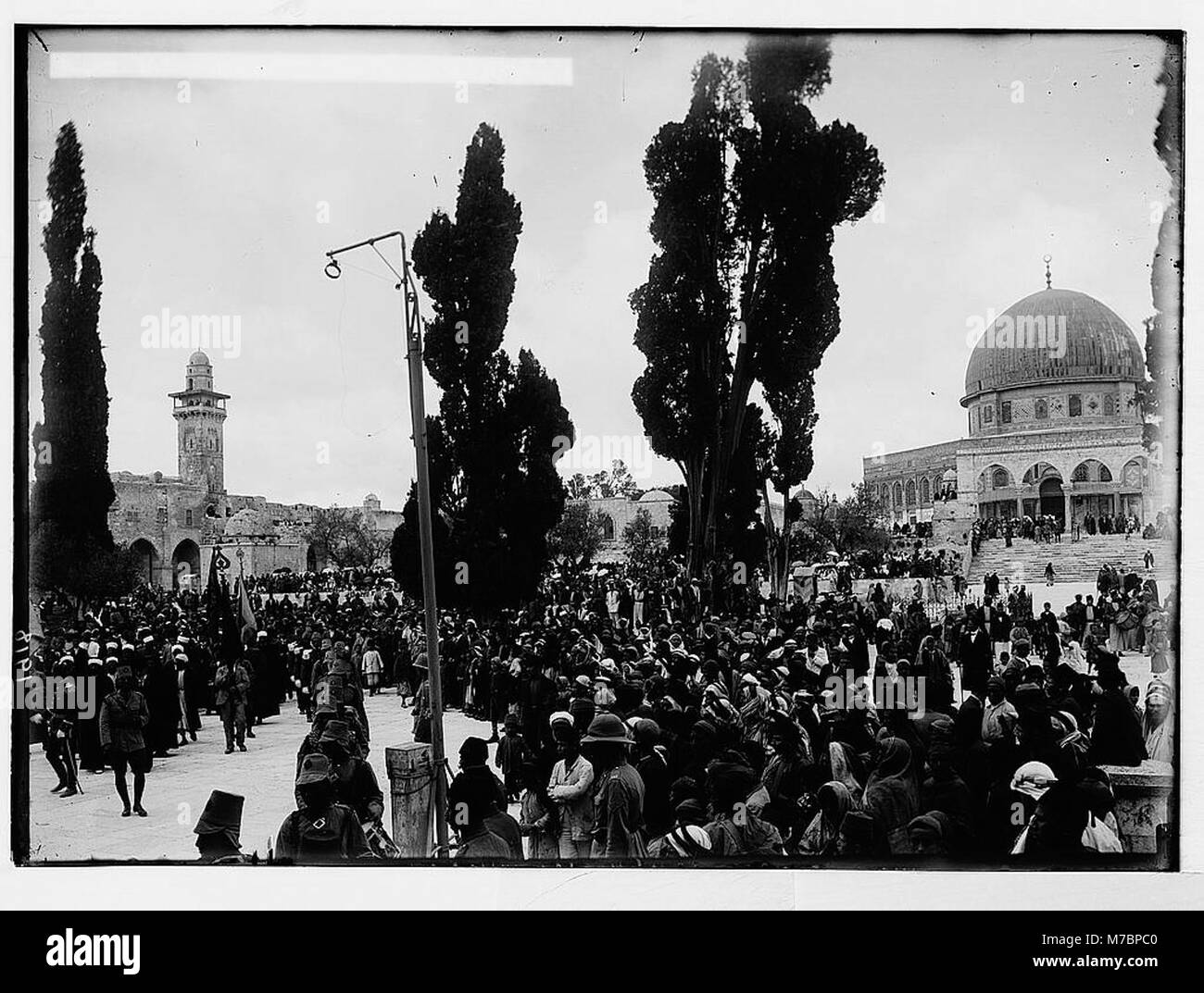 Al aqsa mosque flags hi-res stock photography and images - Alamy