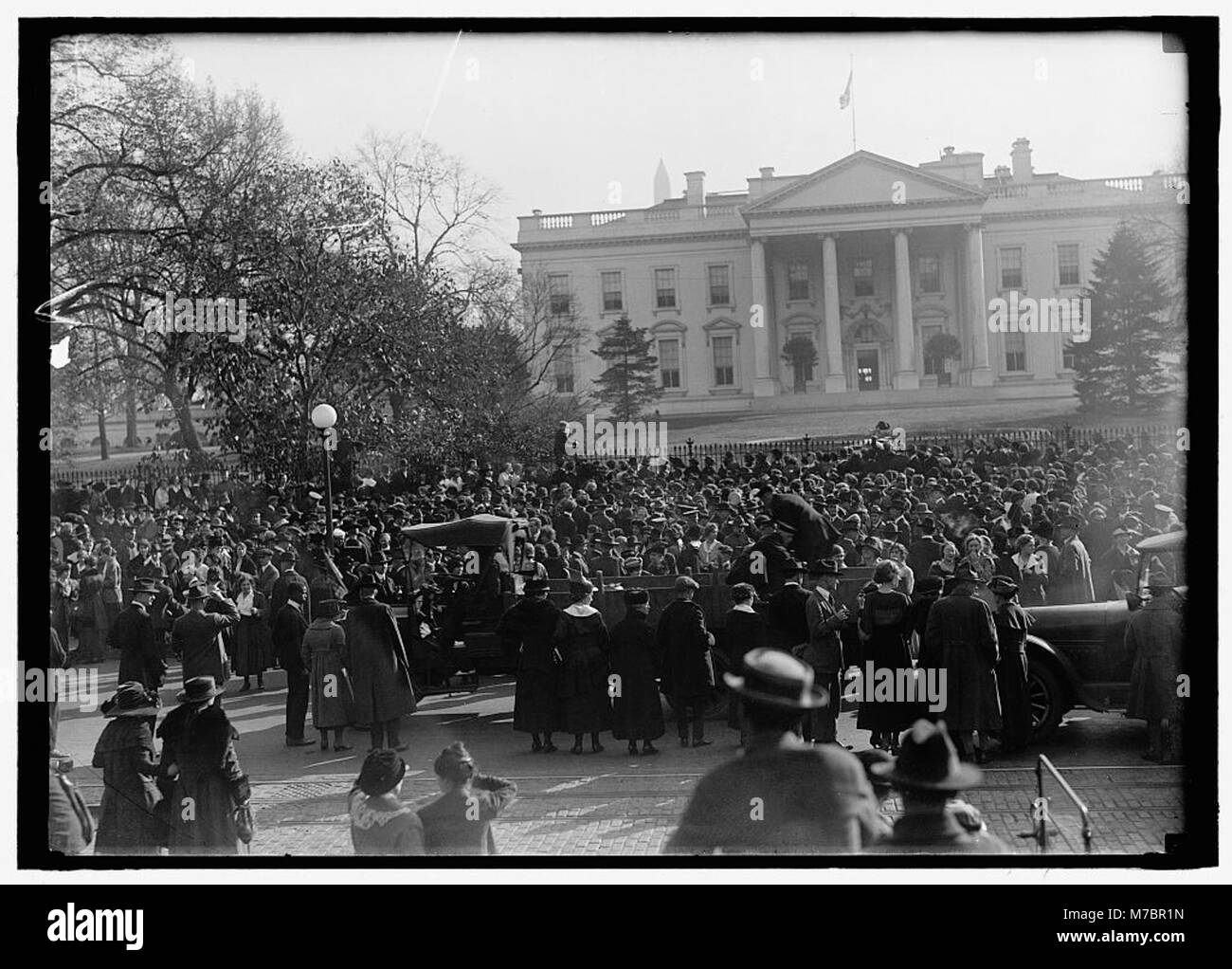 Crowd outside white house hi-res stock photography and images - Alamy