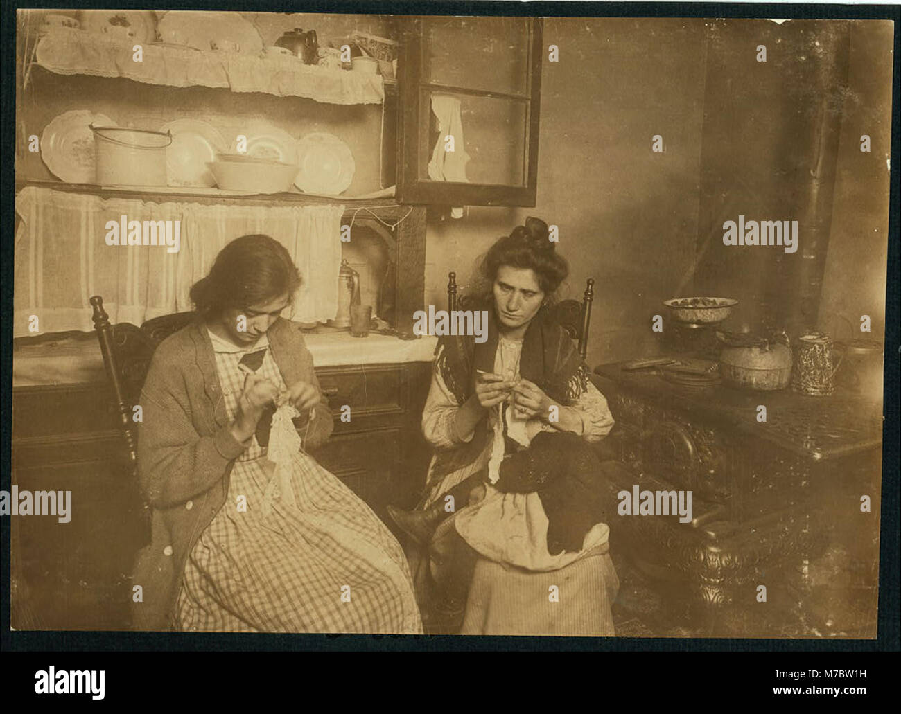 Working class women home in early 1900s hi-res stock photography and ...