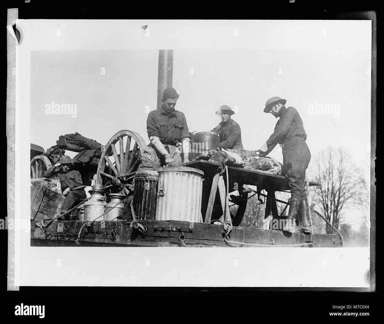 Army kitchen hi-res stock photography and images - Alamy