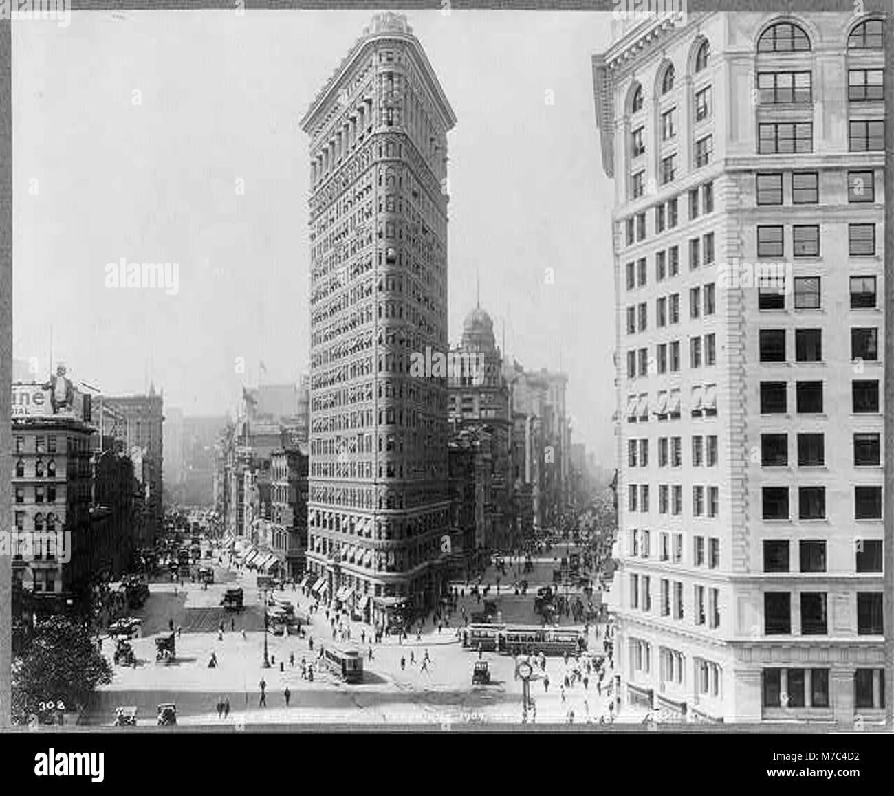 Flatiron style architecture Black and White Stock Photos & Images - Alamy