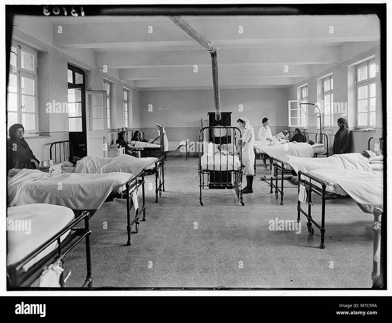 Hospital ward doctor operation Black and White Stock Photos & Images ...