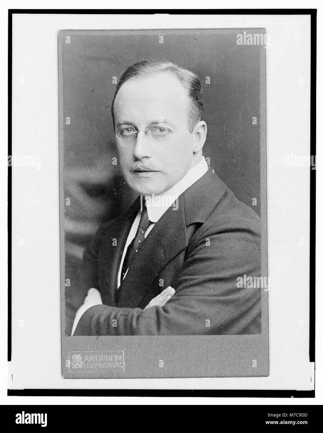 Arms crossed over chest hi-res stock photography and images - Alamy