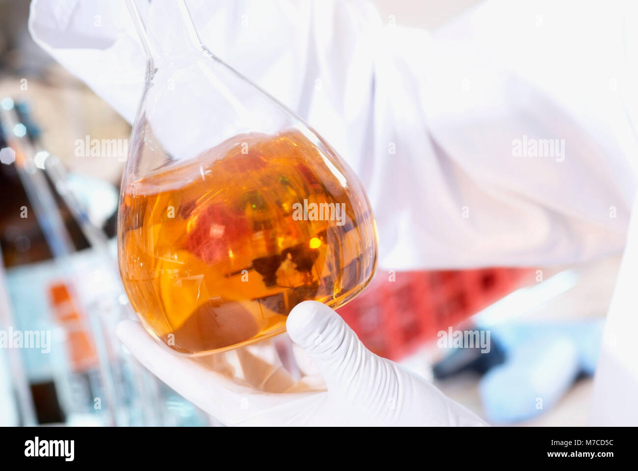 Hand holding conical flask hi-res stock photography and images - Alamy