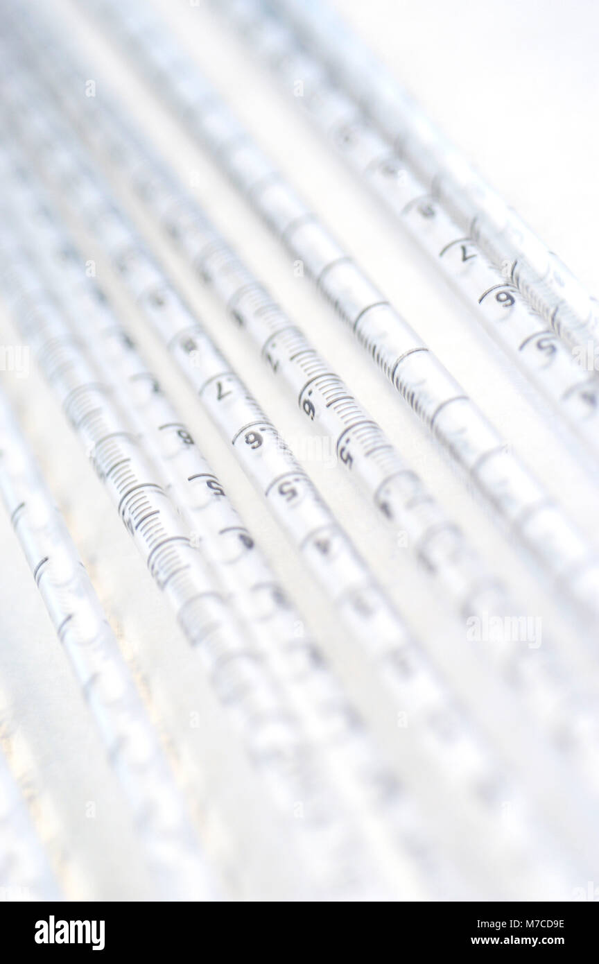 Pipettes hi-res stock photography and images - Alamy