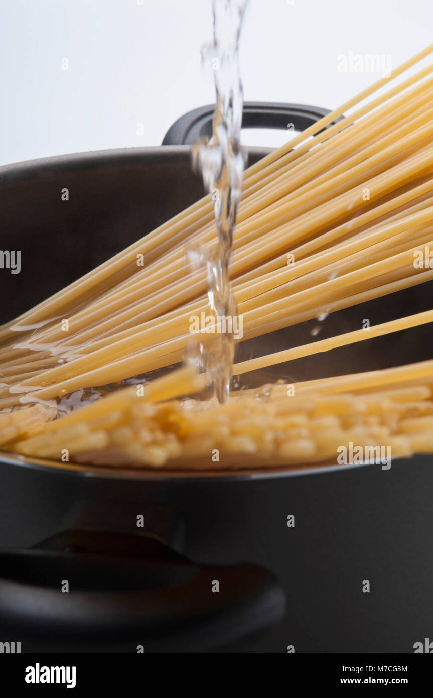 Pouring water on noodles hi-res stock photography and images - Alamy