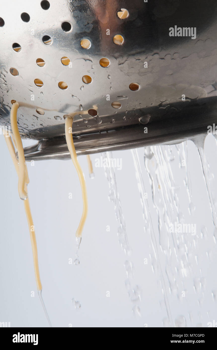 Boiled spaghetti in a strainer hi-res stock photography and images - Alamy