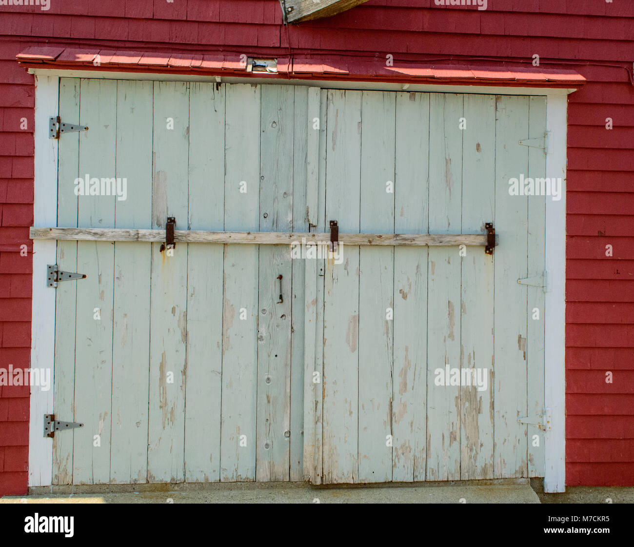 Weathered red barn door hi-res stock photography and images - Alamy