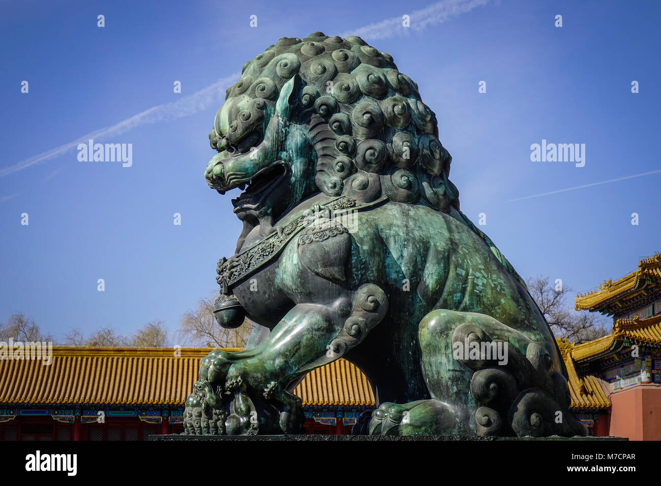 Chinese guardian lion gate supreme hi-res stock photography and images ...