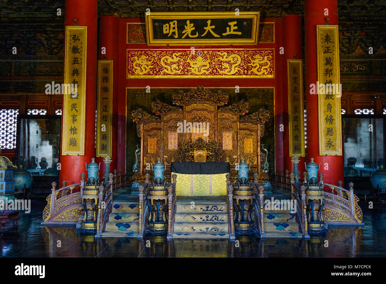 Chinese emperor chair hi-res stock photography and images - Alamy