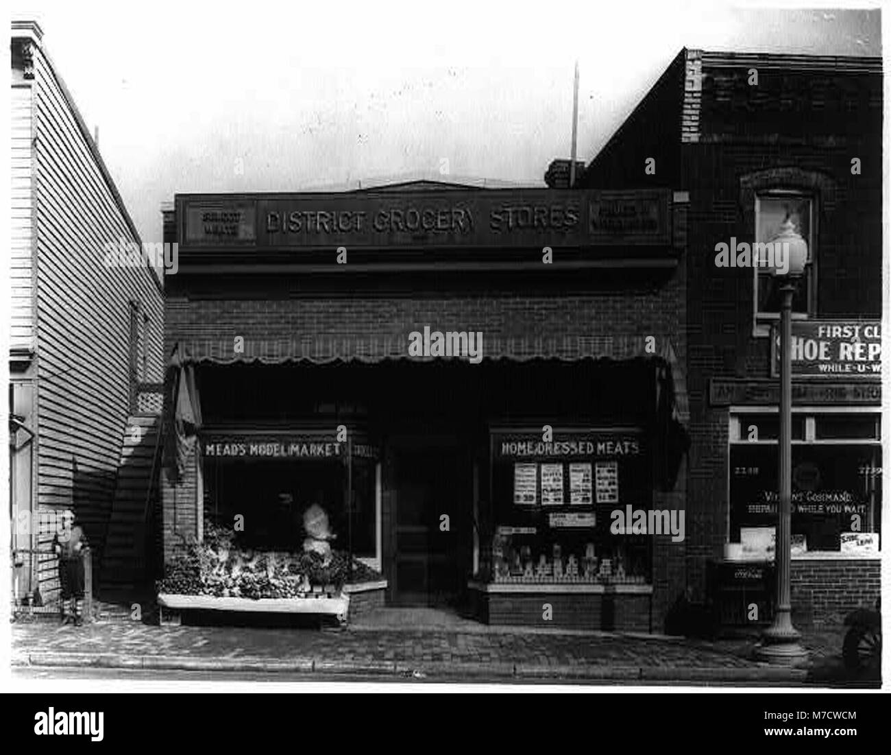 Grocery store exterior Black and White Stock Photos & Images - Alamy