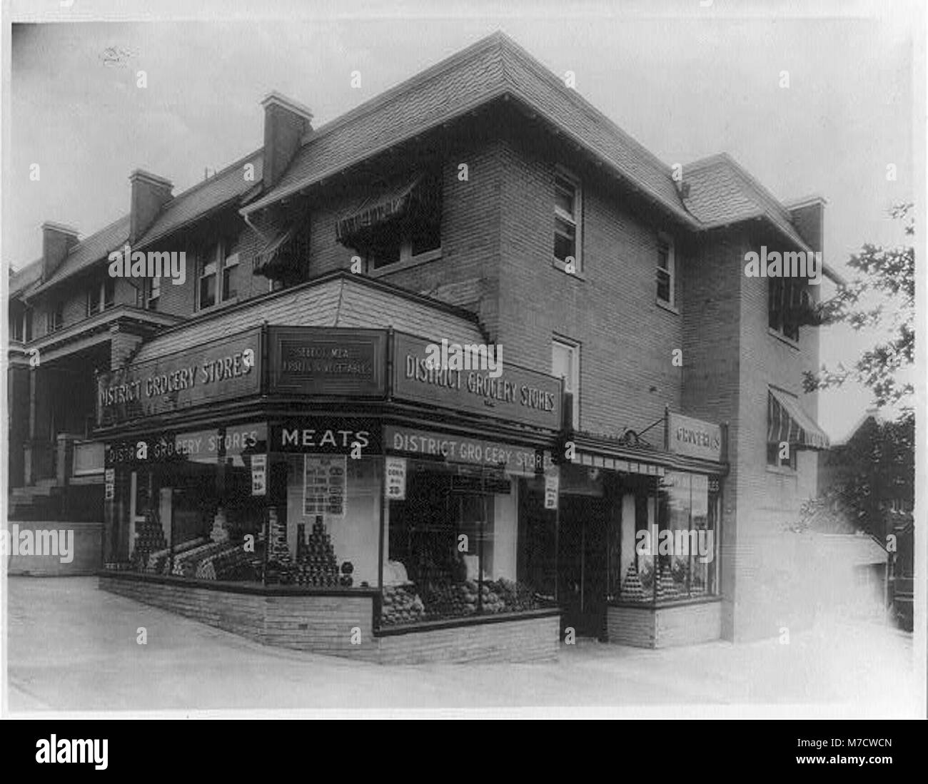 Early 1900s grocery store hi-res stock photography and images - Alamy