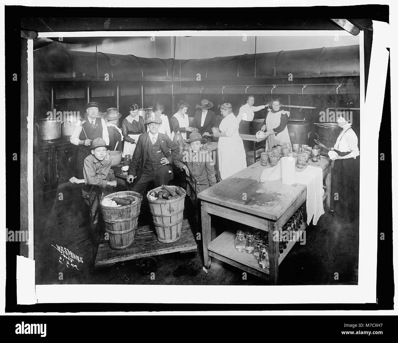 The Food Administration in New York City focuses on food canning ...