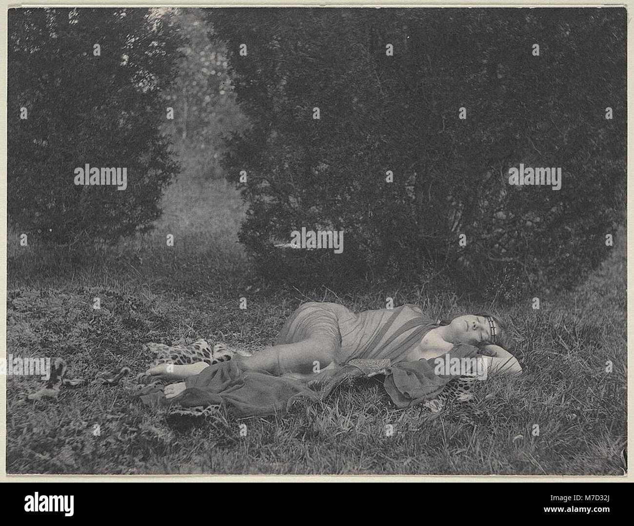 Reclining girl vintage hi-res stock photography and images - Alamy