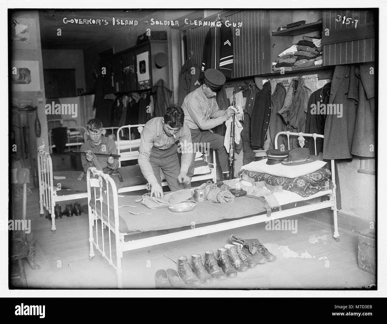 Soldier cleaning gun hi-res stock photography and images - Alamy