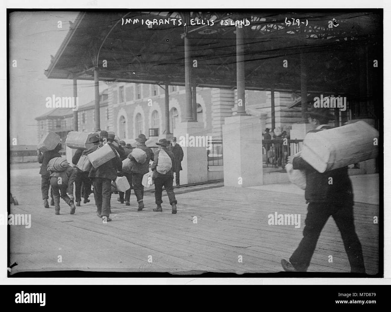 Immigrant family ellis island hi-res stock photography and images - Alamy