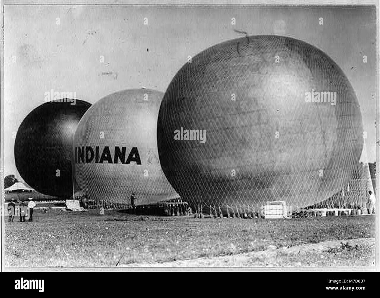 A historical photograph from the 1909 Indianapolis balloon race ...