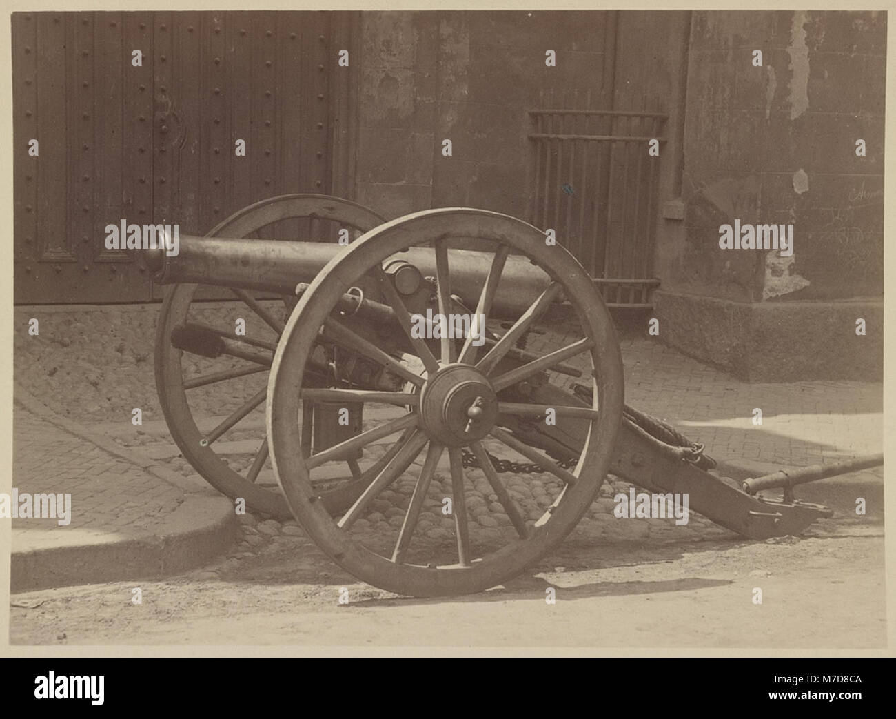 A historical image of the Gettysburg gun alongside veterans from ...