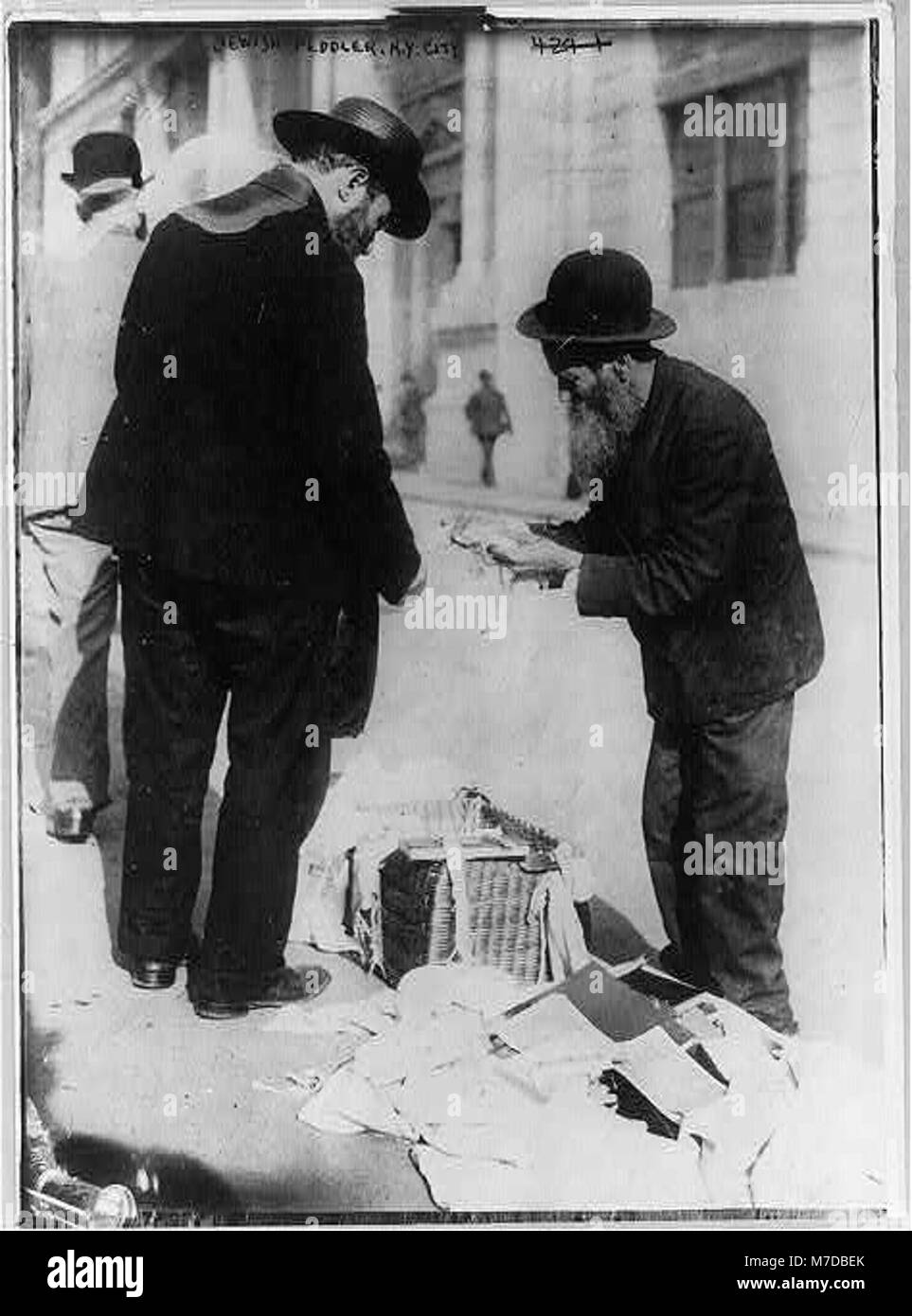 Jewish peddler hi-res stock photography and images - Alamy