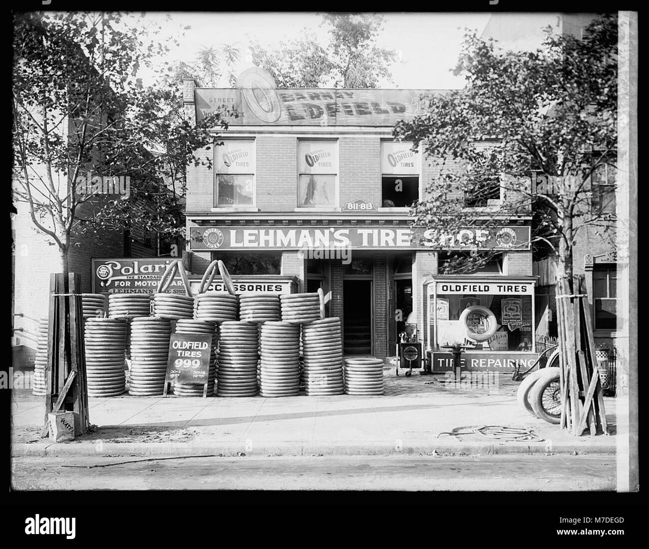 Vintage tire shop hi-res stock photography and images - Alamy