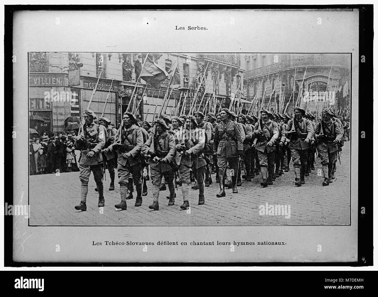 Les Serbes. Les Tcheco-Slovaques defilent en chantant leurs hymnes ... Les Serbes. Les Tcheco-Slovaques defilent en chantant leurs hymnes ...