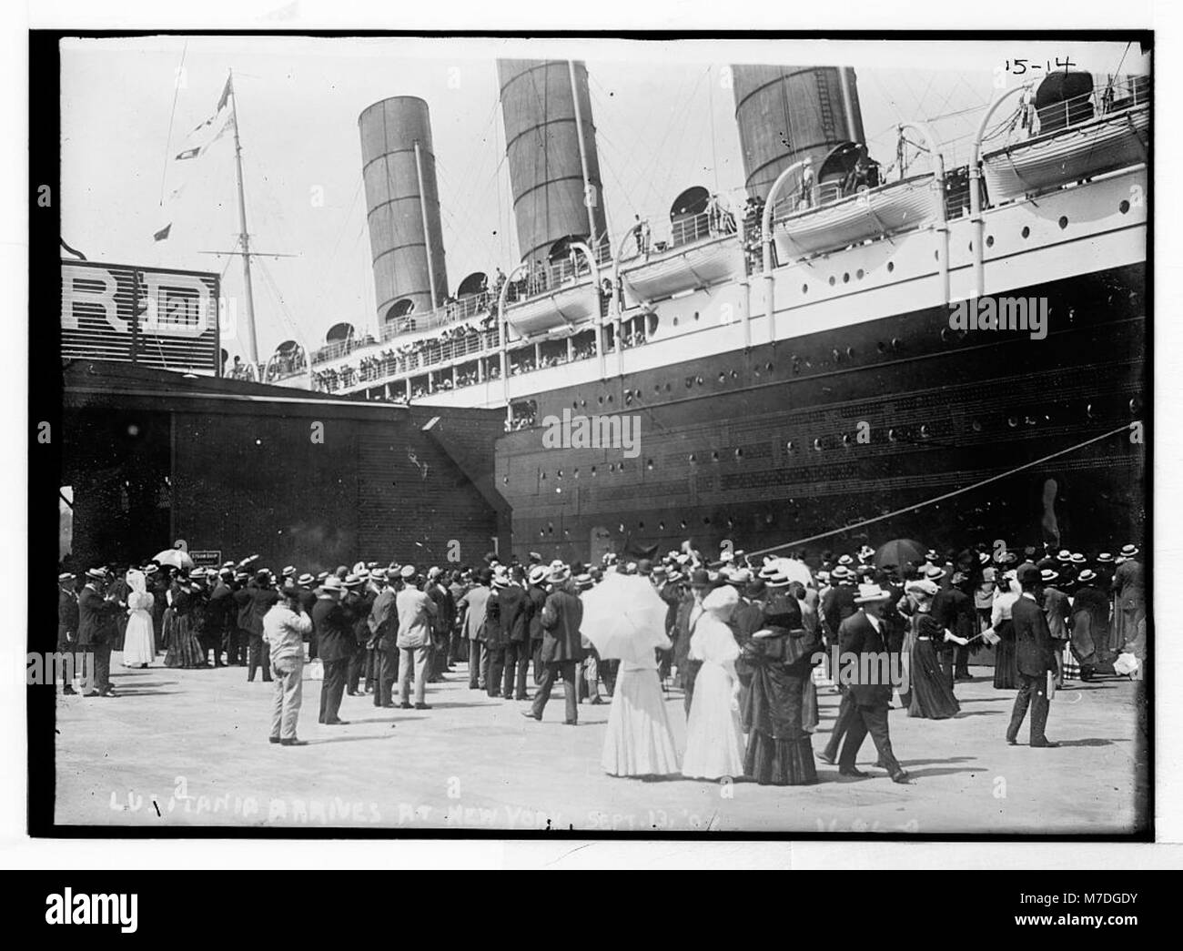 Ship side view Black and White Stock Photos & Images - Alamy