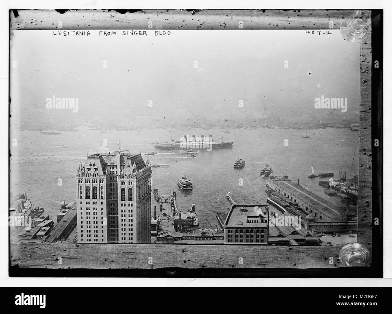 This image shows the RMS Lusitania as seen from the Singer Building in ...