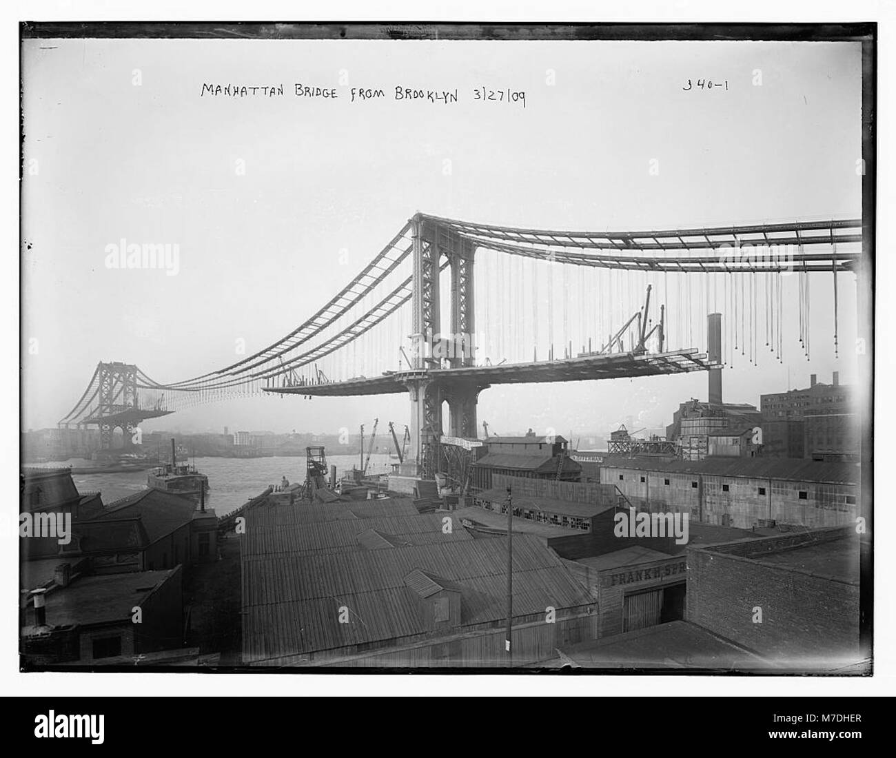 Across east river bridge Black and White Stock Photos & Images - Alamy