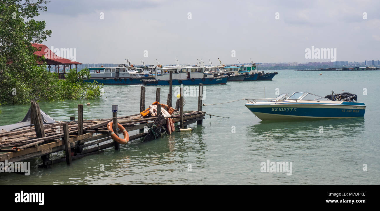 Small pleasure craft boat hi-res stock photography and images - Alamy