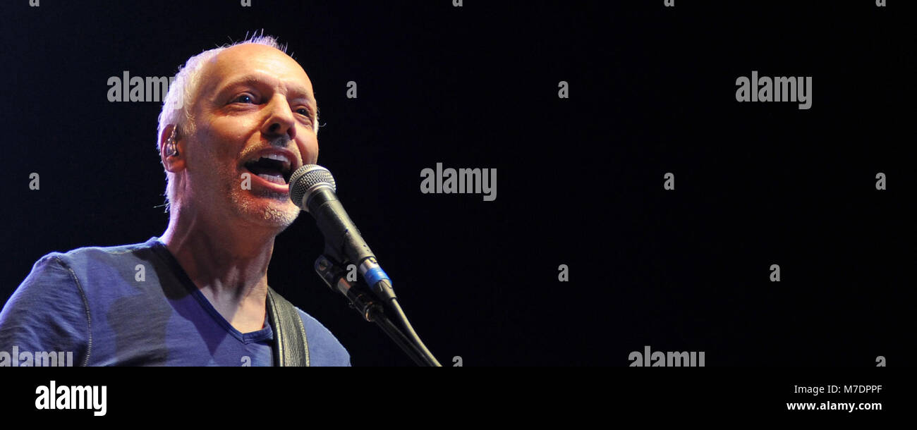 HOLLYWOOD, FL - OCTOBER 05: Peter Frampton performs at Hard Rock Live ...