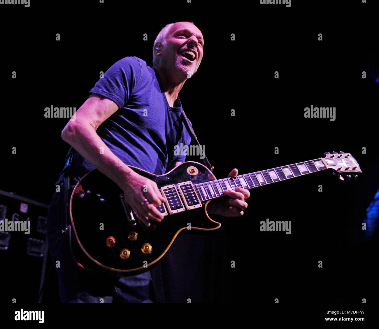 HOLLYWOOD, FL - OCTOBER 05: Peter Frampton performs at Hard Rock Live ...