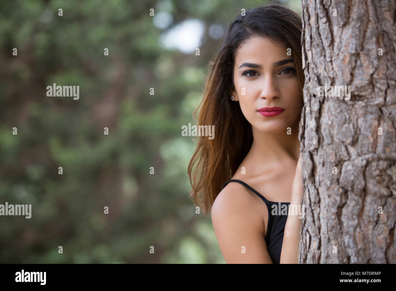 Person hiding behind a tree hi-res stock photography and images - Alamy